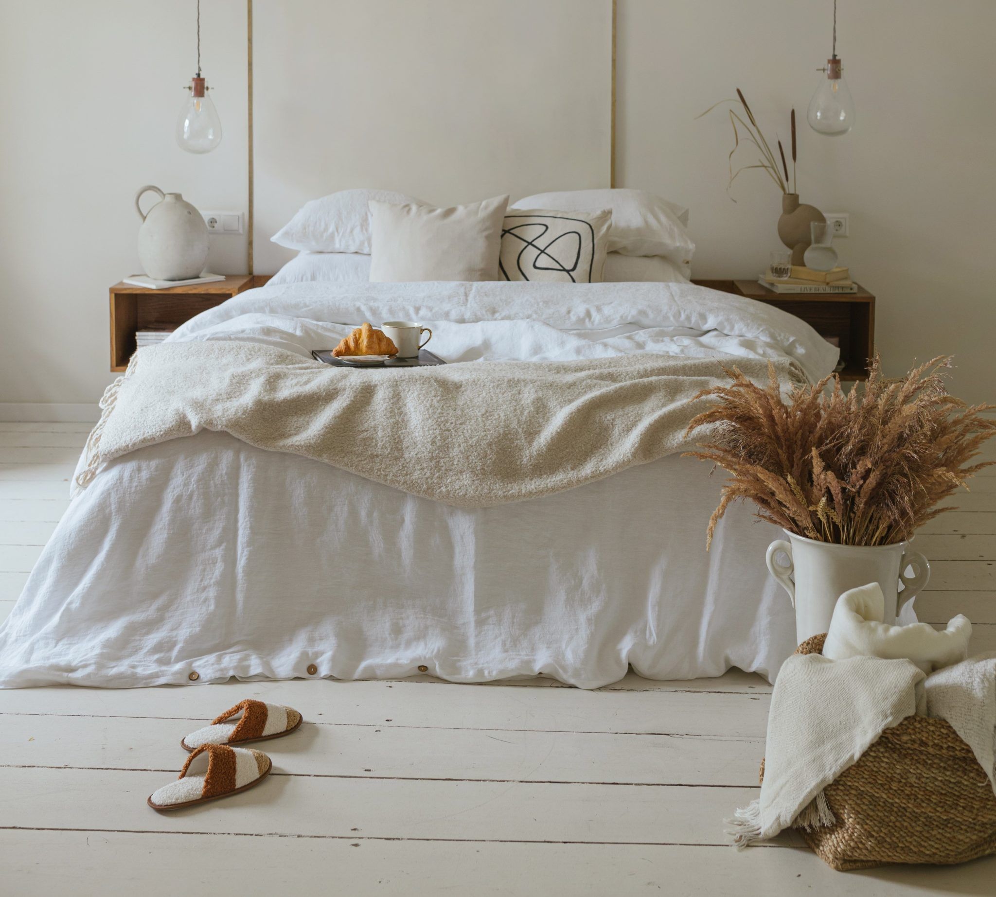 Linen products: bed linen, table linen, bath linen, linen curtains